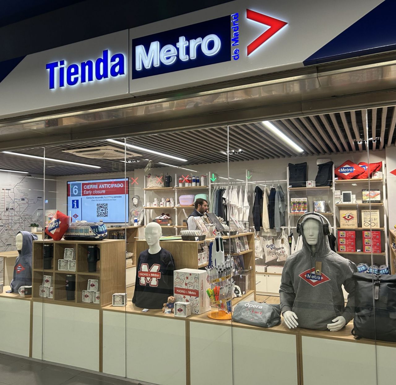Metro de Madrid inaugura en Ópera su tercera tienda oficial con ...