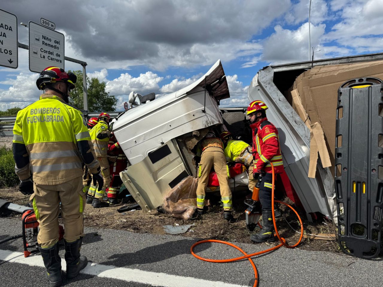 Los bomberos excarcelan a un camionero atrapado en la cabina tras ...