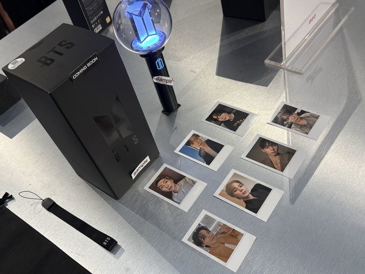 La tienda fugaz de BTS en Madrid abre sus puertas con productos ...